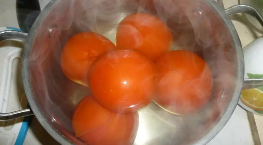 Adawona tomato ndi madzi otentha, chotsani khungu