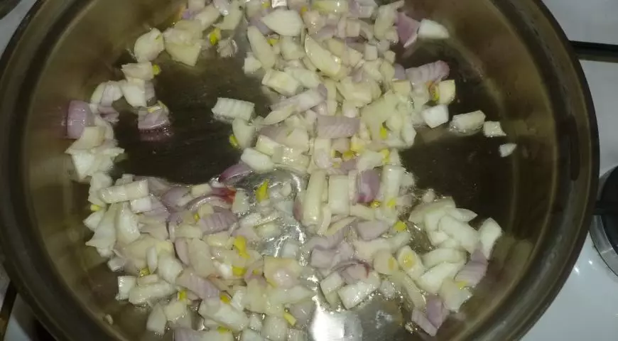 Bawang goreng, tambahake banyu lan kentang, bahan bakar 10 menit