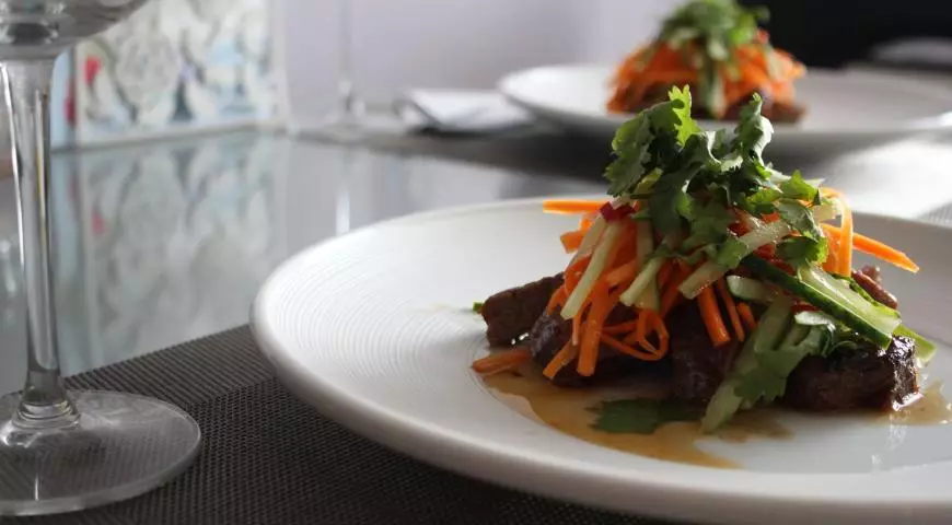 Азия стилендәге җиңел салат