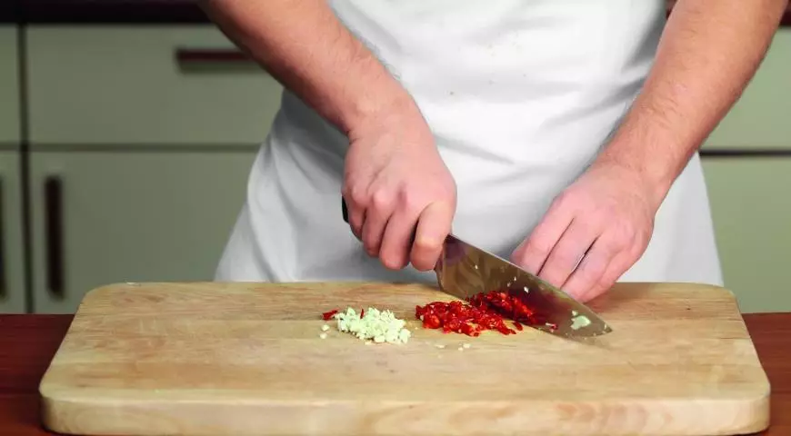 Photo de la préparation d'une recette: salade thaïlandaise avec calmar, étape numéro 1