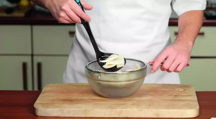 Photo de la préparation de la recette: salade thaïlandaise avec calmar, étape numéro 3