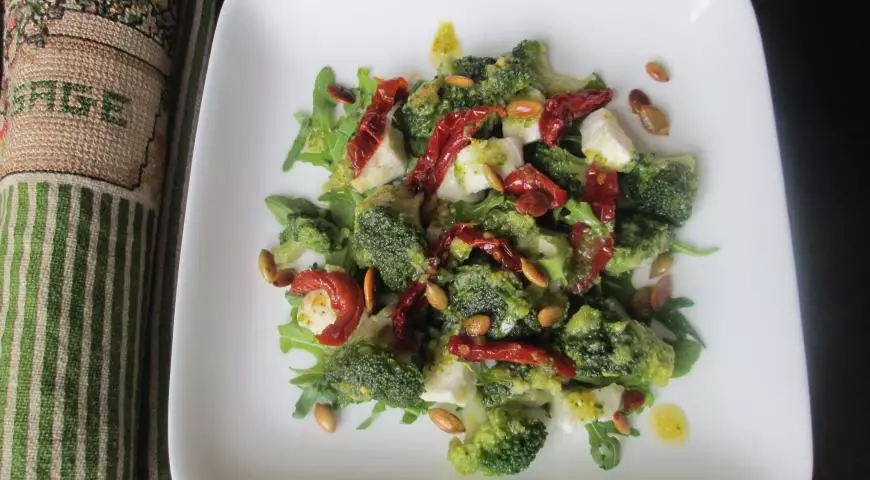Mozzarella, brokoli və balqabaq toxumu ilə salat