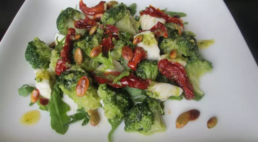 Ntụziaka salad na mozzarella, broccoli na ugu mkpụrụ