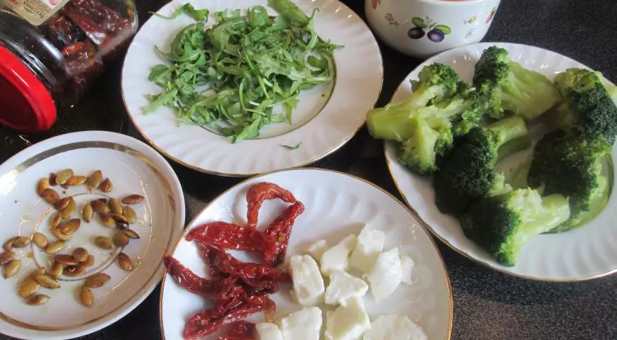 Shirya sacead da salatin sake kuma ƙara shi zuwa broccoli