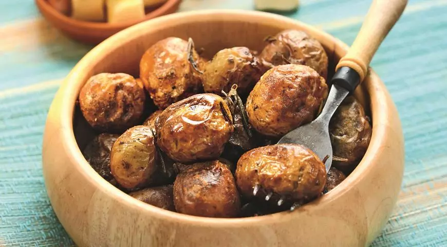 Gebakken in de ovenaardappelen met knoflook en rozemarijn