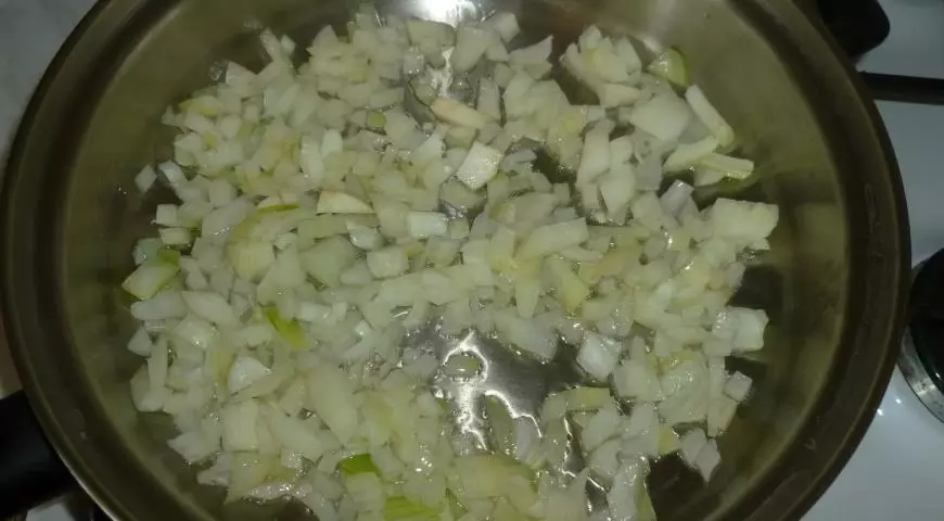 Uien voor risotto fijngesneden en bakken op olie