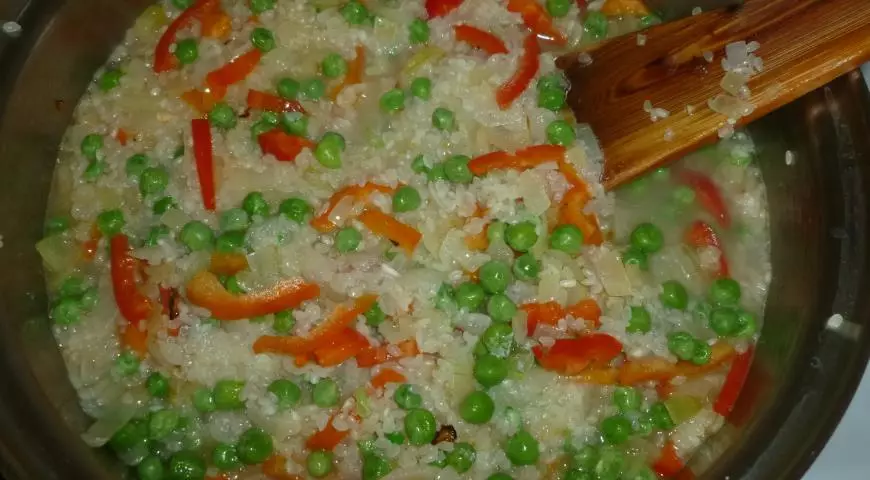 吸吮米饭，加入辣椒，绿豌豆，浇注汤