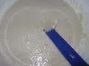 Зөгийн балны уусмалыг нэмж, зуурсан гурилан зуурмагийн усыг нэмж оруулаарай