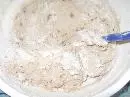 Knead dough សម្រាប់ការរៀបចំស្រូវសាលី buckwheat buns ជាមួយទឹកឃ្មុំនិងគ្រាប់