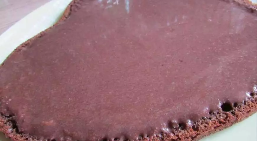 Lubrificare la torta per una torta di riempimento di cioccolato