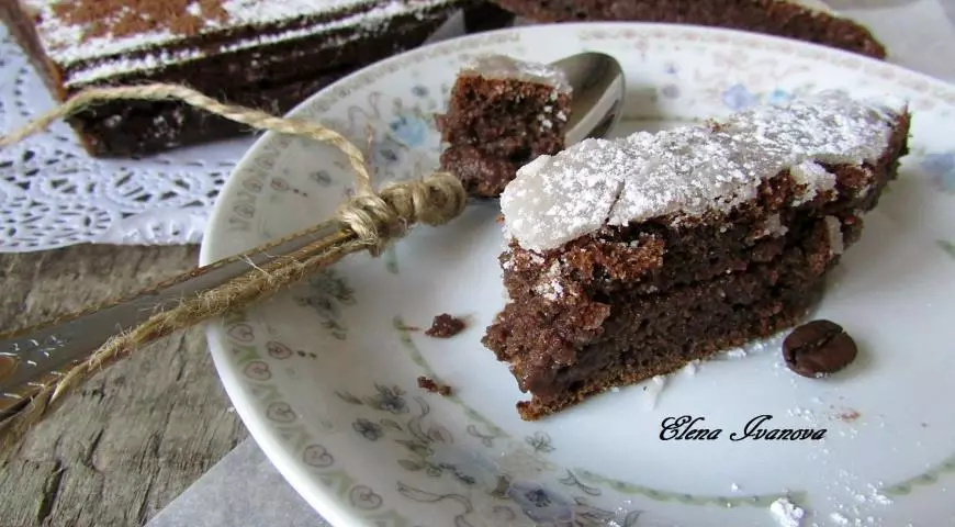 Kek ceri dengan pengisian coklat sedia untuk memberi makan