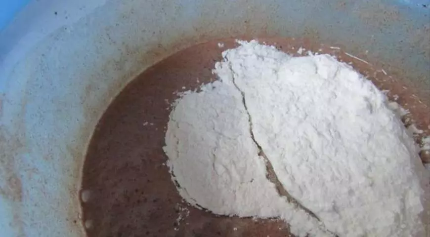 Añadir a mezclas harina y sycot para cocinar pastel