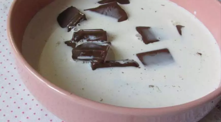 Sciogliere il cioccolato in crema calda, quindi fresco