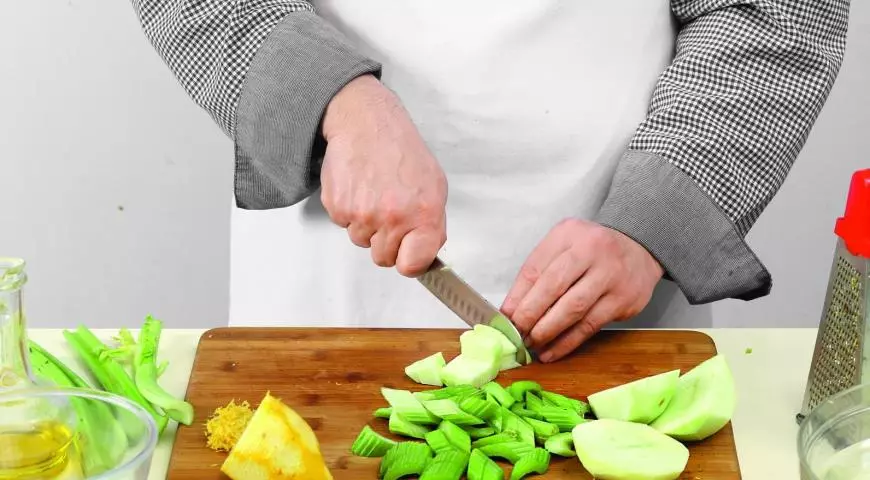 Stock Foto Matreiðsla Uppskrift: Pork Clipping Salat með sellerí, skref №4