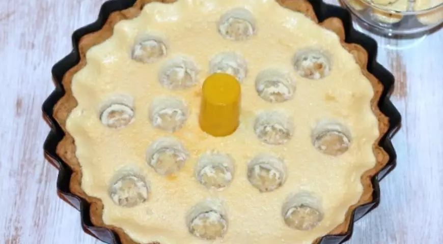 Στο ψυγμένο cheesecake κόψτε το μπιζέλι