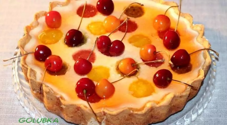 Χύστε το cheesecake διαφανές ζελέ, διακοσμούν τα φρούτα