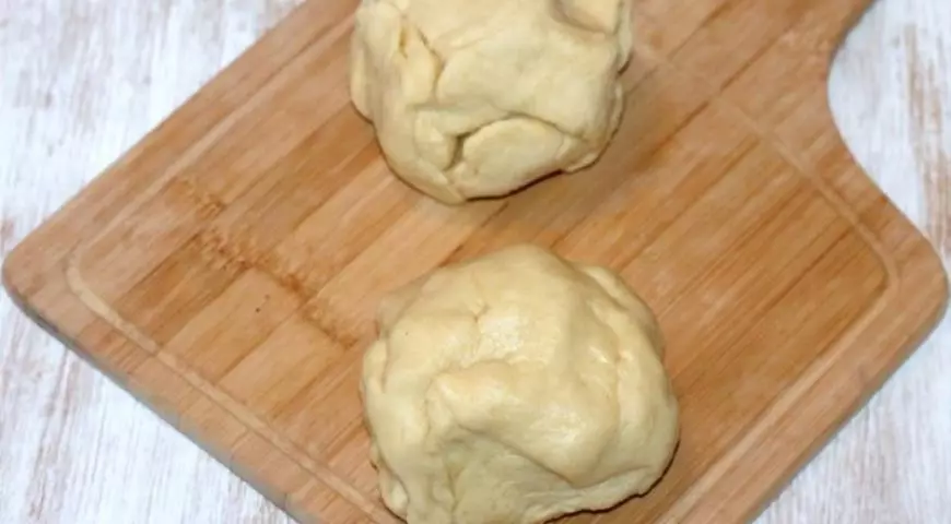 Dough दोन भाग मध्ये विभाजित, रेफ्रिजरेटर मध्ये काढा