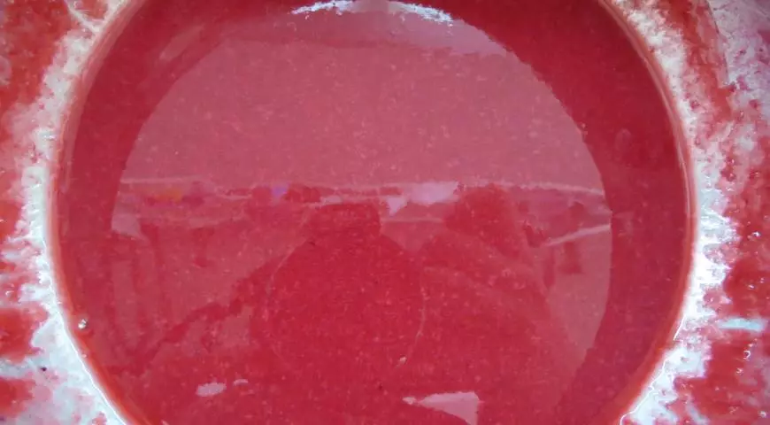 Aggiungiamo acqua rosa in una calda massa cremisi per fare mousse