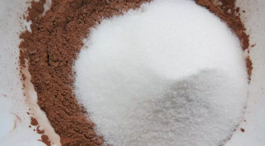 לנפות קמח מ קקאו ולהוסיף סוכר עבור ביסקוויטים