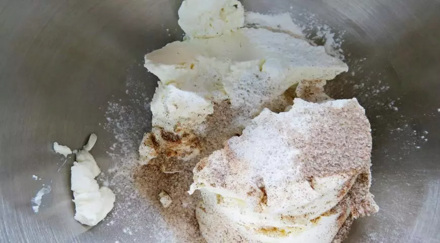 Per cucinare cheesecake battere il formaggio della cagliata con zucchero