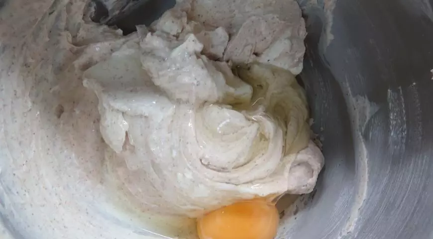 W gotowej masie dodaj jaja