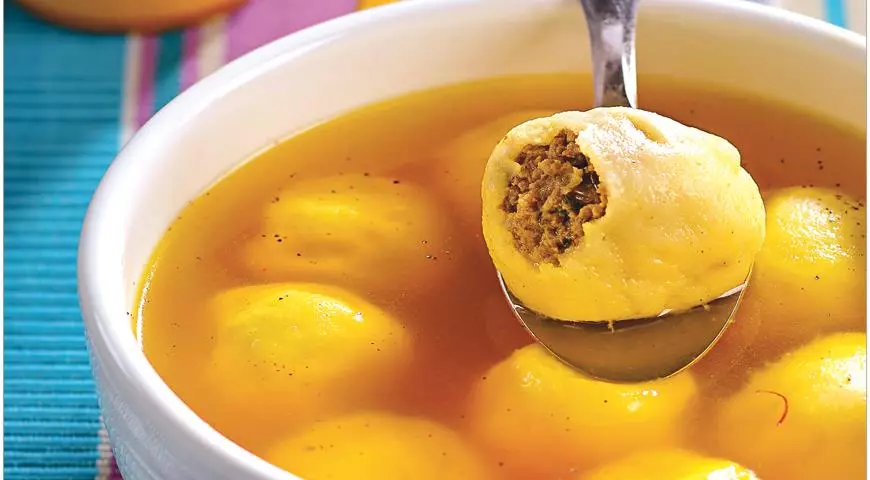 Kubus-sop met gevulde vleis met manna dumplings