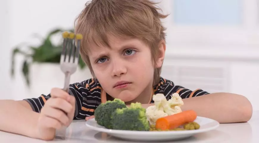 کودک با یک صفحه از سبزیجات