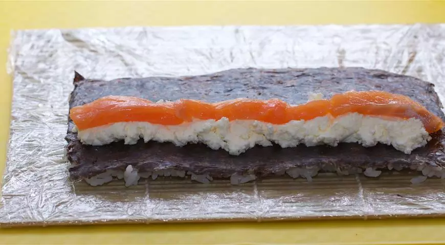 Mir bilden eng Roll mat Crème Kéis a Lachs