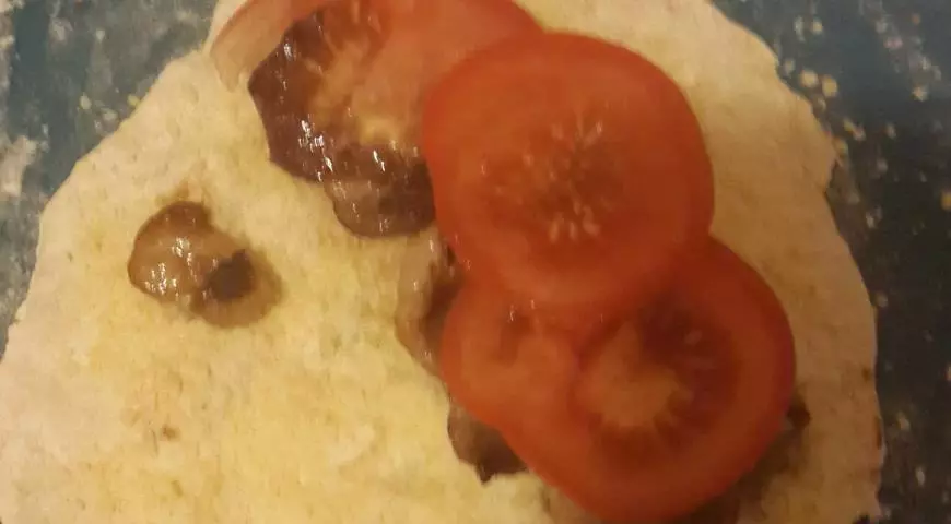 Coloque as peças de tomate na carne
