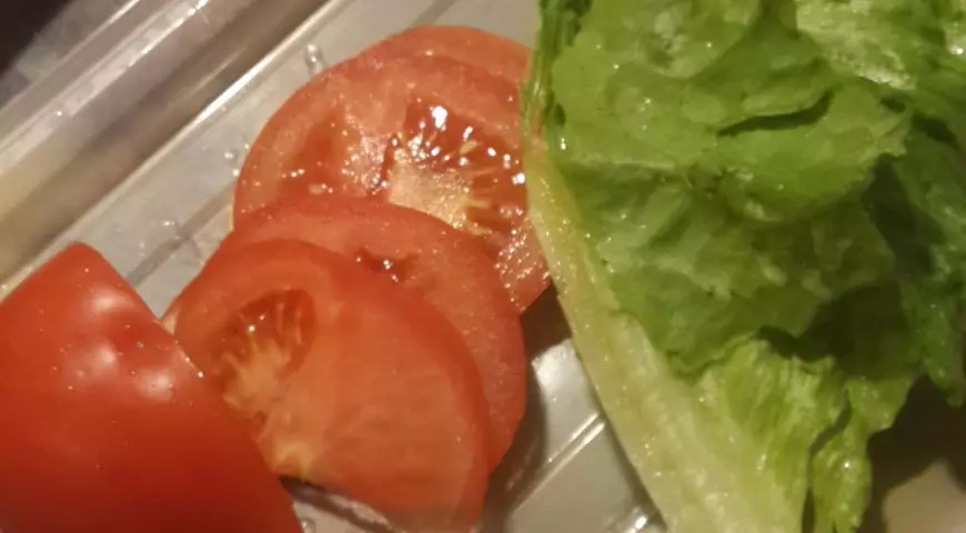 Leikkaa tomaatti ja salaatti