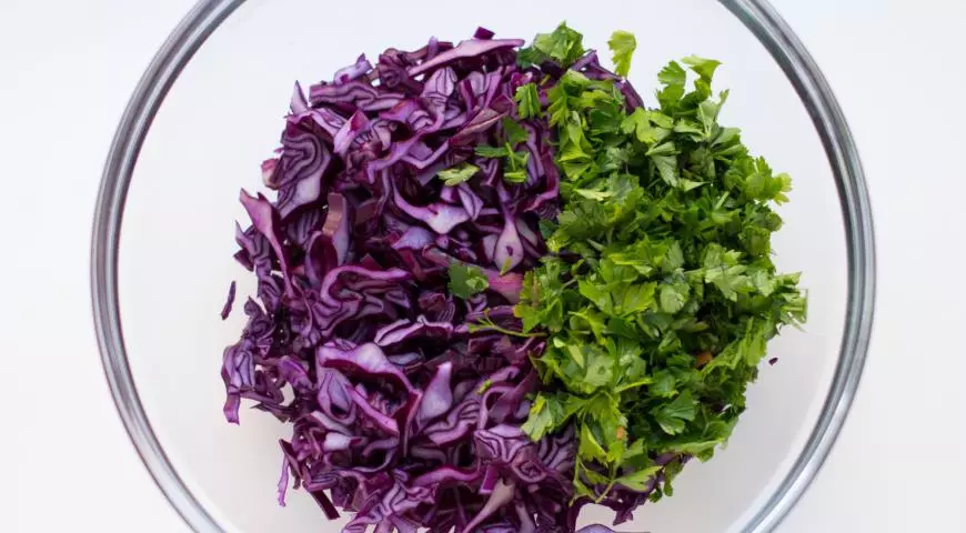 Mengisar kubis dengan sayur-sayuran untuk membuat salad
