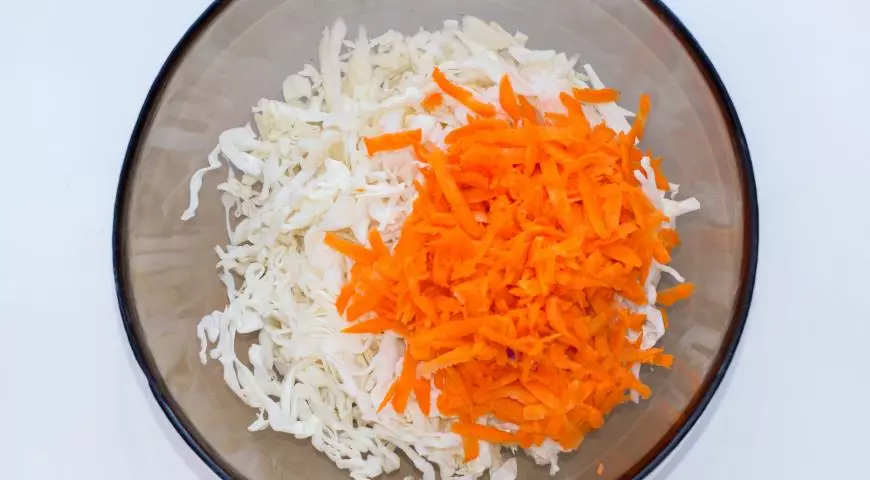 Barrejar la col picada amb pastanagues