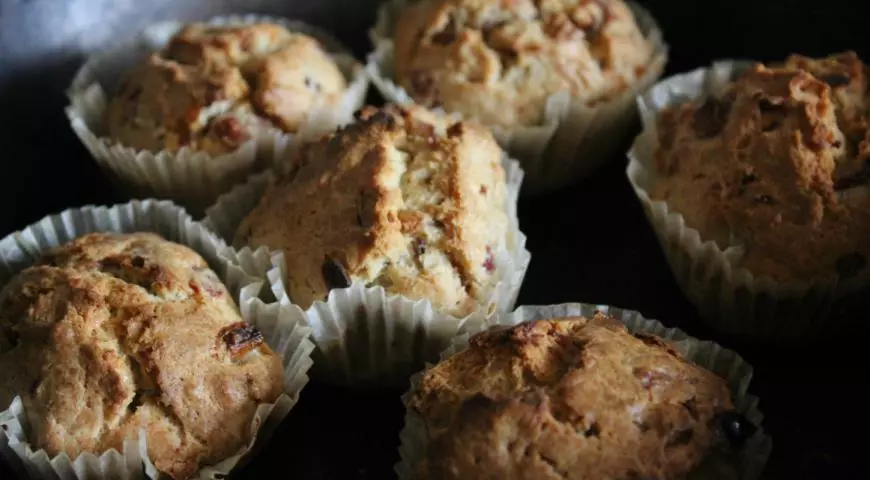 Backen Sie Snack-Backkuchen mit Speck und rotem Bogen