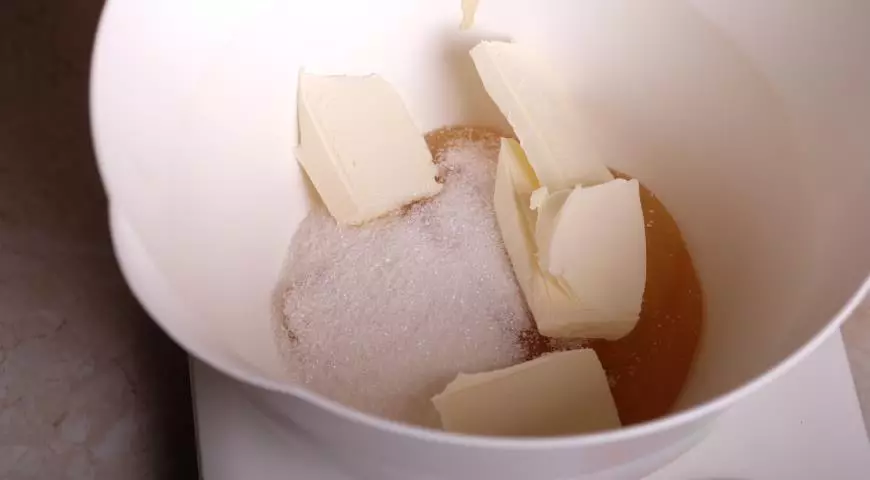 Per a la massa barreja de soda amb crema agra, només barreja mel, sucre i mantega