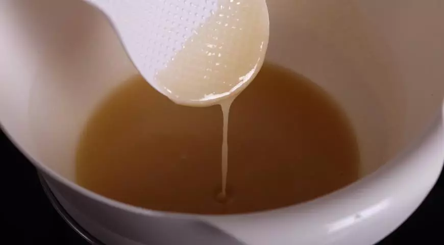 Escalfeu la barreja líquida en un bany d'aigua abans de dissolució de sucre