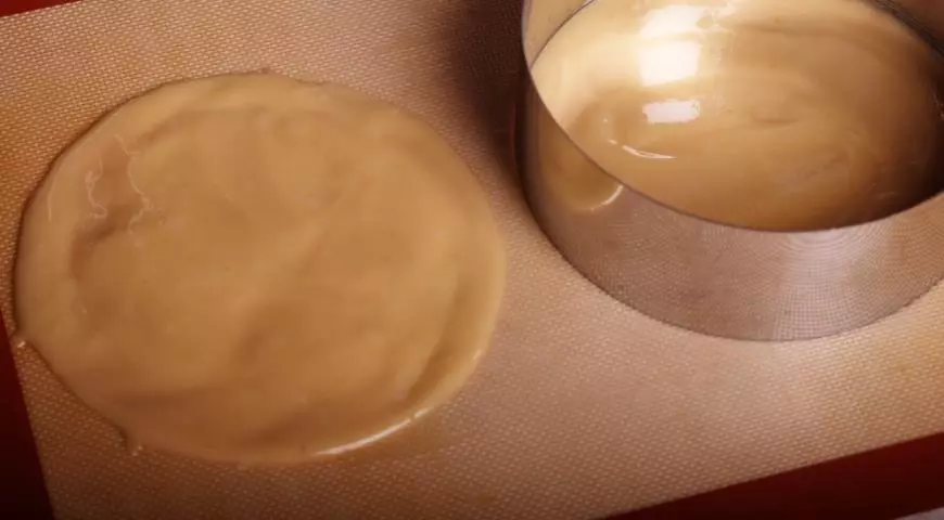 Asse os bolos por um mel. Flaving a massa com uma camada fina no pergaminho