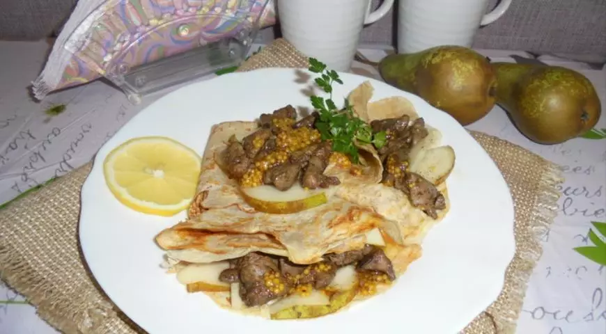 Kab nplej-rye pancakes nrog nqaij qaib thiab pear