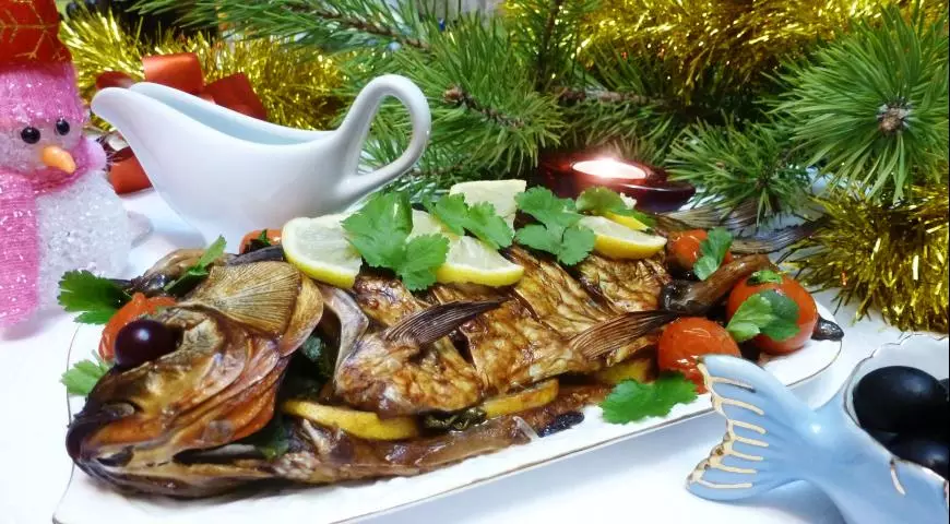 鯽魚烘烤了亞洲風格與配菜和櫻桃裝飾
