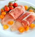 Il petto di pollo avvolge nelle fette di prosciutto di Parma, cuocere con la ciliegia e il rosmarino