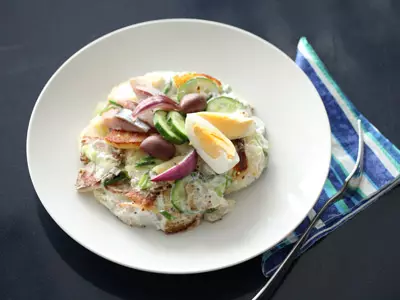 Jantar no escritório - salada de batata com arenque, caçarola de batata com espinafre, salada de batata com champignons, polnetta, salada ventricular de frango em coreano