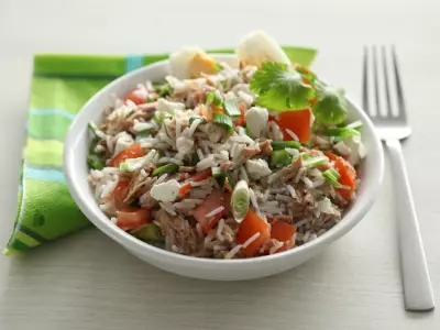 Ofisində nahar - yumurta, tuna və düyü, meyvə və giləmeyvə ilə kəsmik, toyuq ilə nisauz salatı, xardal sousu olan nisauz salatı, köri ilə kələm tortu