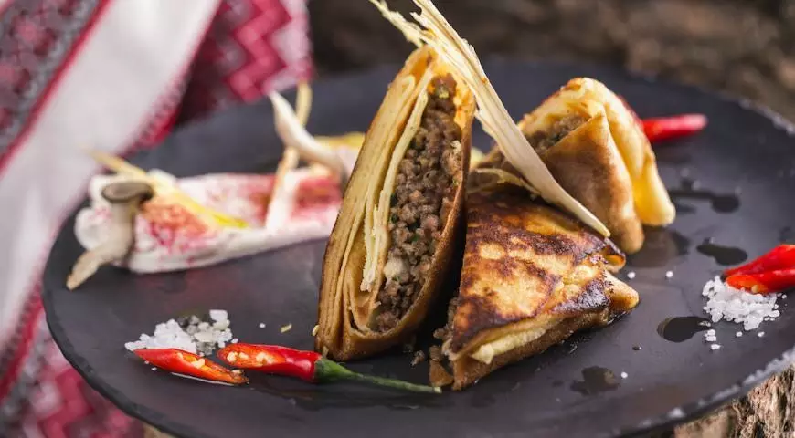 Saha pancakes henteu ngantunkeun lump: resep pancake pangsaéna tina koki Moscow 51750_13