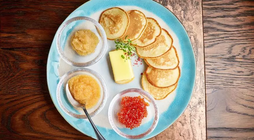 Sino ang mga pancake ay hindi nag-iiwan ng isang bukol: ang pinakamahusay na mga recipe ng pancake mula sa Moscow chef 51750_15