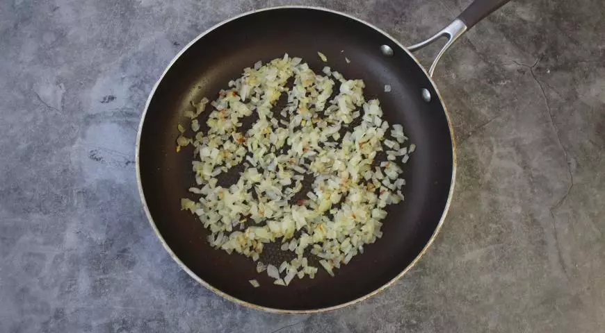 Zwiebeln schneiden in Würfeln und braten auf Gemüseöl