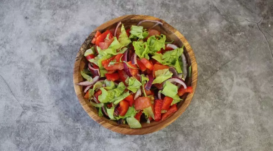 Wir bereiten einen Salat aus Gemüse, senken die notwendigen Zutaten und mischen