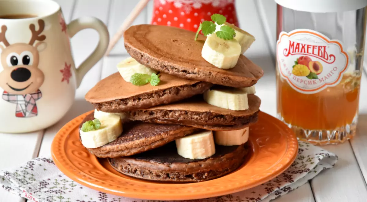 Schokoladenpfannkuchen mit Banane und Hafer-Bran