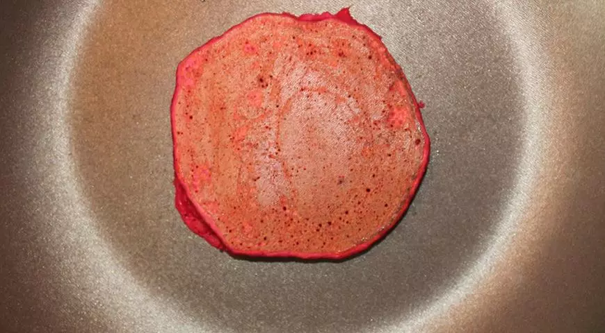 Kugeuka juu ya pancake upande wa pili na kaanga mpaka utayari