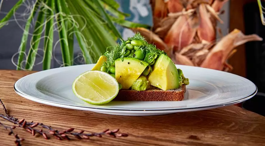 Avokado roosterbrood met bone en munt