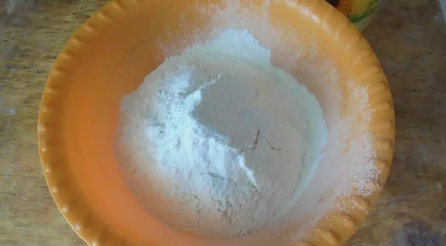 Salz in Mehl hinzufügen