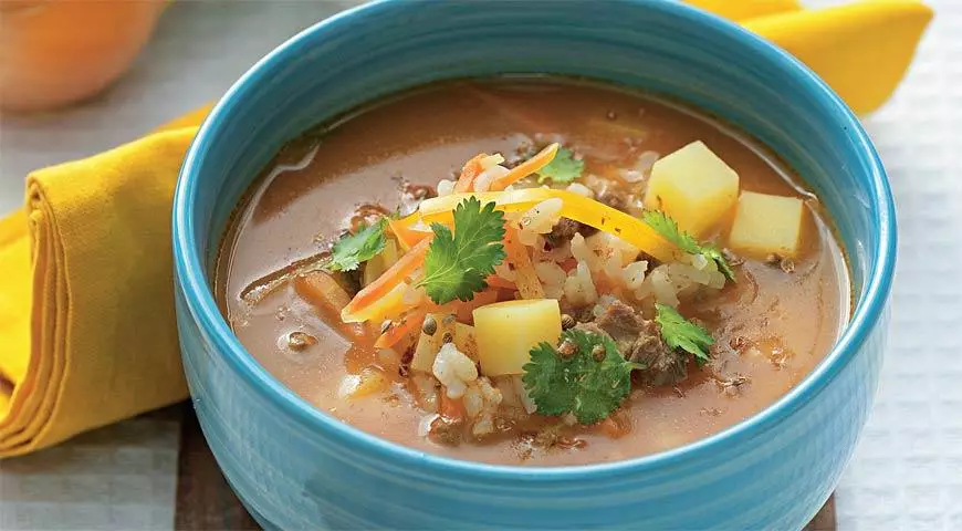 Sopa de arroz no caldo vermelho